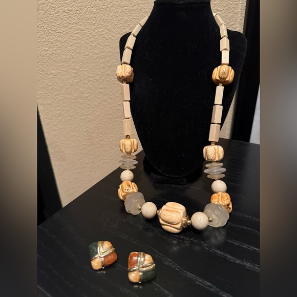 Jewelry | Elegant Beige And Gold Beaded Necklace | Poshmark